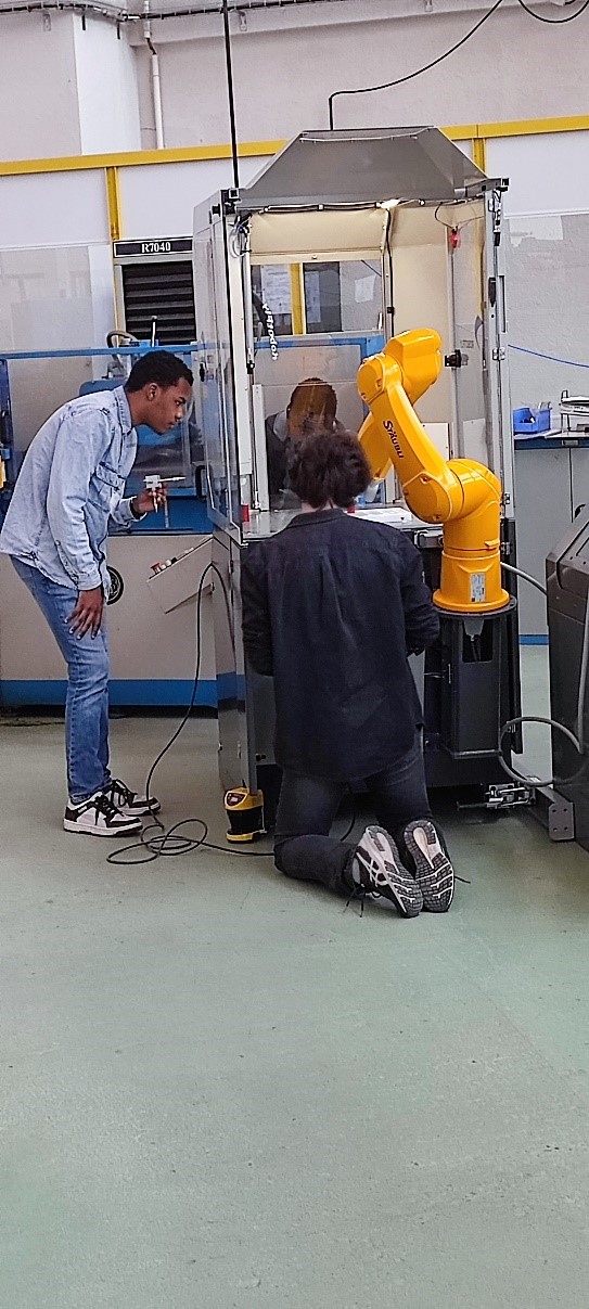 Concours Robotfly : 6e édition régionale au lycée Jean Zay | Académie ...