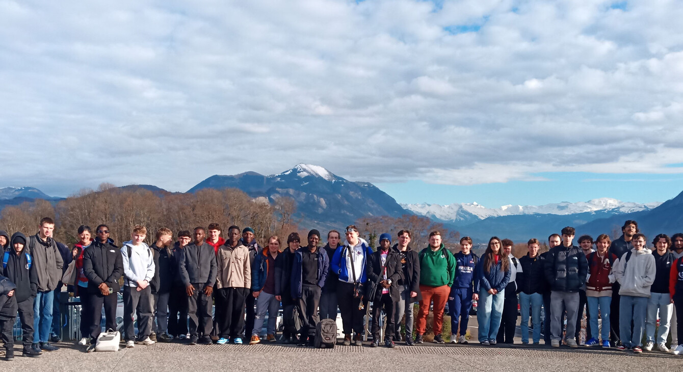 Des étudiants du lycée Jean Zay à la découverte de solutions robotiques ...
